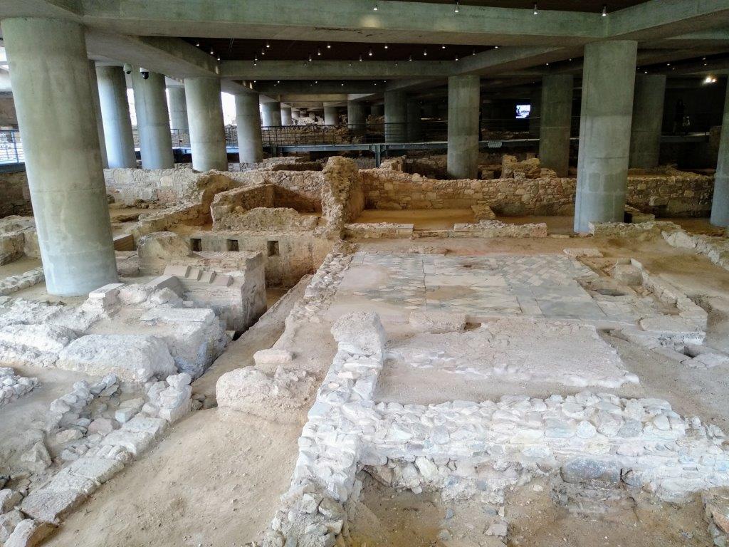 Από την ξενάγηση των Φίλων στην ανασκαφή του υπογείου του Μουσείου της ...